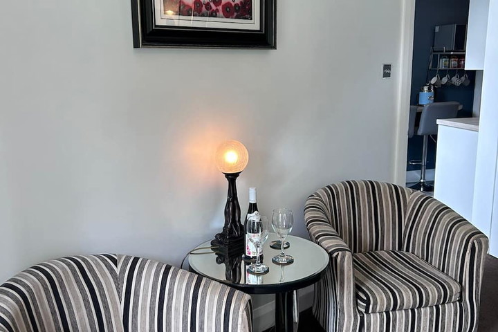 Art Deco 1 Bedroom Annex Apartment, 5 Minutes Walk To Beach! - Arundel