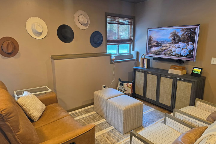 Knot Northern Retreat & Spa: Hot Tub Gym Workspace - Maple Grove, MN