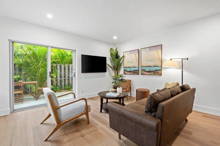 Fresh & Bright Condo 1br/1ba  Near Riverwalk - Tamarac