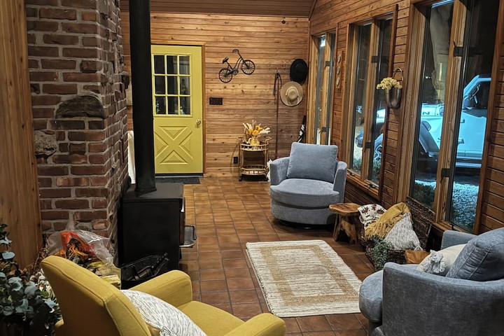 A Hidden Gem! Cozy Cottage With Huge Pool & Garden! 8 Guest - 4 Bedrooms-2 Baths - Stony Brook, NY
