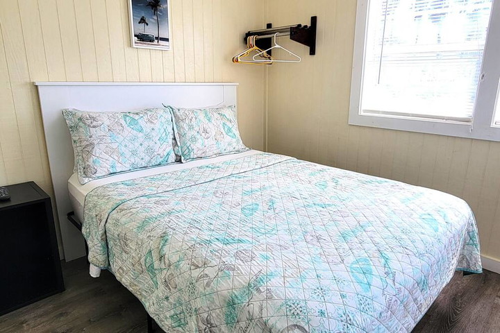 Ship Ahoy! Cabin #1- Double Barr--2 Bedroom/1 Bath, Walk To The Beach, Dogs Ok! - Port Aransas, TX