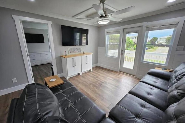 Walk To The Beach In A Minute Sleeps 10/ Parking For 8 - Oak Island, NC