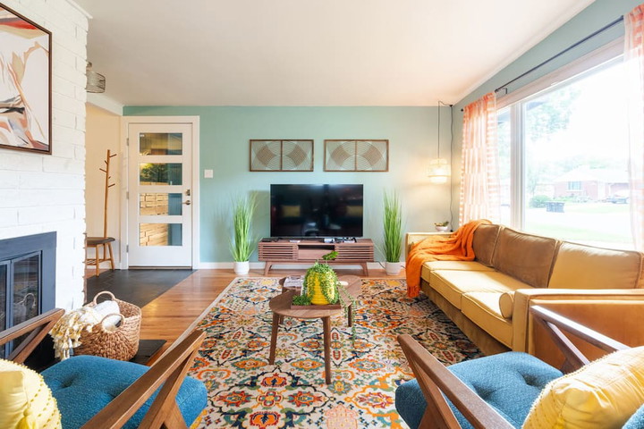 Retro Rooms: Ping-pong, Fire-pit, Game Room, Families + Dogs + Fenced Yard - Arvada, CO