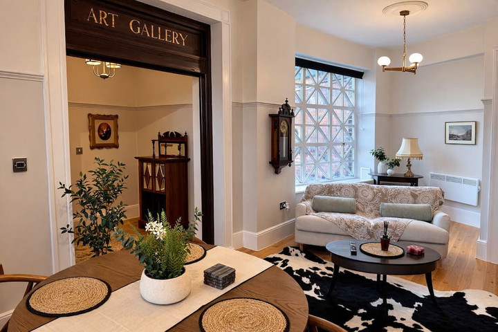 Luxury Apartment W/ King Bed | The Old Library - Stafford