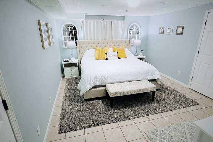Entire Lower Level In A Private Home With Walkout Fenced Yard. - Illinois