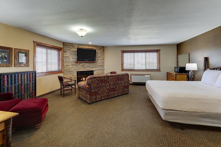 Living Room, Dry Bar, Fireplace, Theme Suite, Stoney Creek Galena - Galena, IL