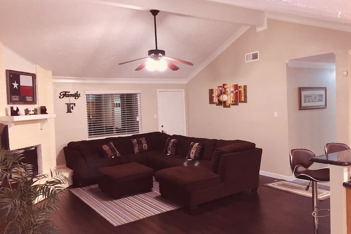 Sweet Home 1 - For Families In A Convenient Area - Houston, TX