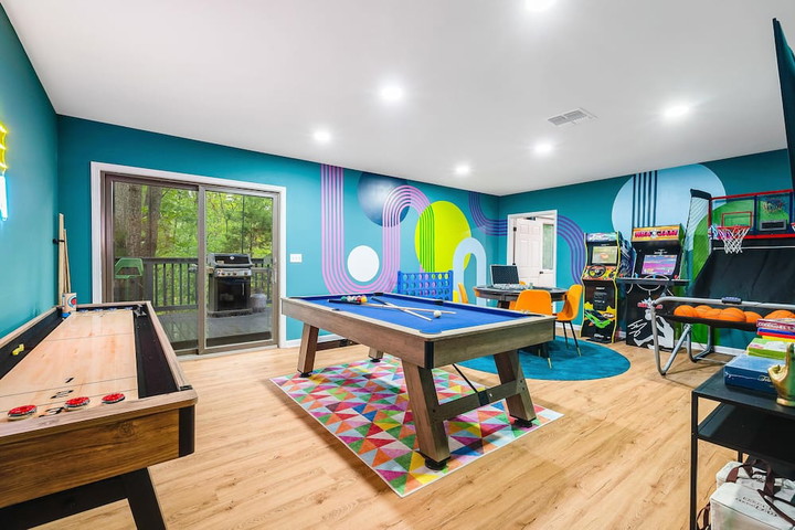 Omg! Indoor Mini Golf, Bowling, Theater, Hot Tub - Shenandoah, VA