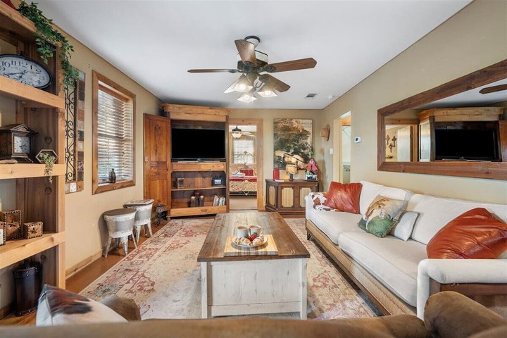 Charming Barndominium With Farm Animals  Just 5 Minutes From Lake Georgetown - Georgetown, TX
