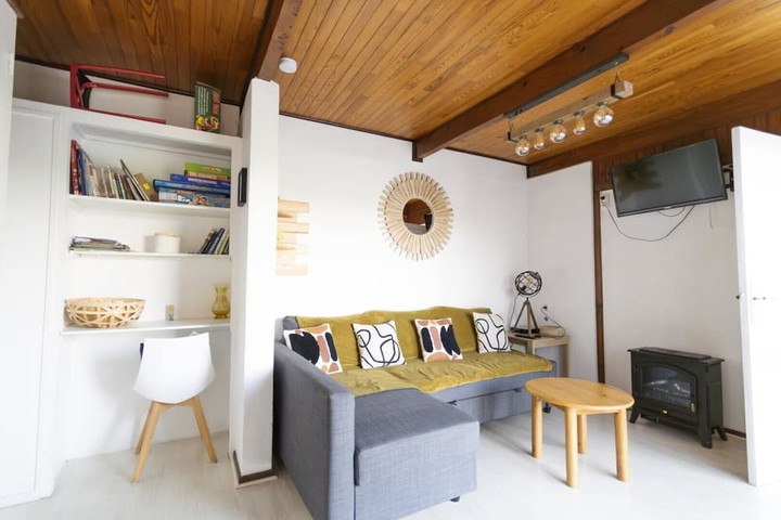 Chalet Cottage 50 M From Lake With View, Private Terrace, And Wi-fi - Auvergne