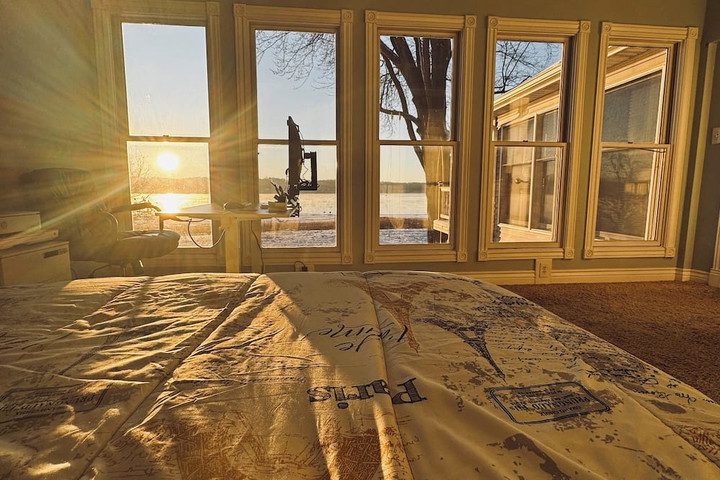 Riverfront Luxury Home & Wakeup With Sunrise - Davenport, IA