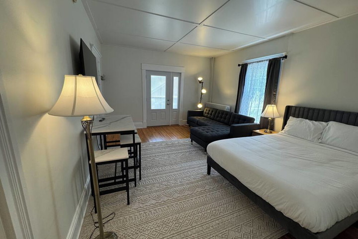 Cozy 2-bed Apartment In Town - Wolfville