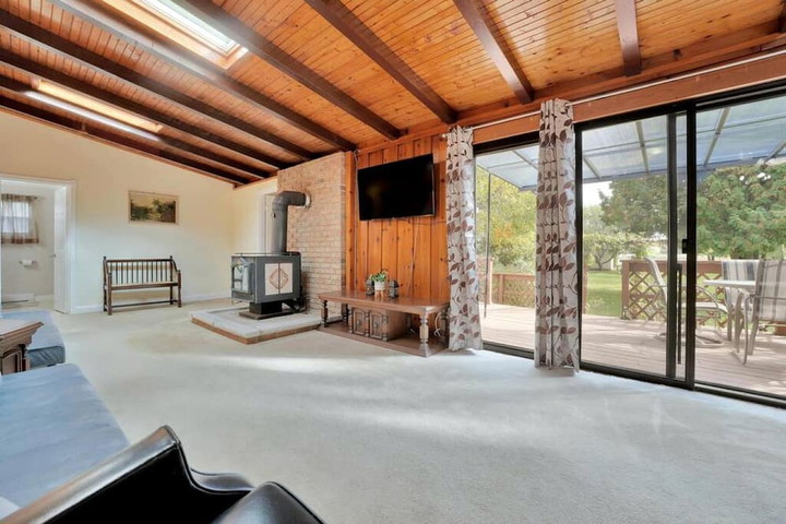 Rustic Family Cottage With Spectacular Sunset Views On Canal Lake, Near Kawartha Lakes, Ontario - Kawartha Lakes