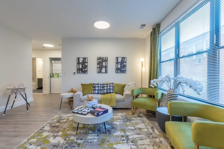 Opulence In Olive With Free Parking+ 2 Bath & Sleeps 8.20% Off 7days - Clifton, NJ