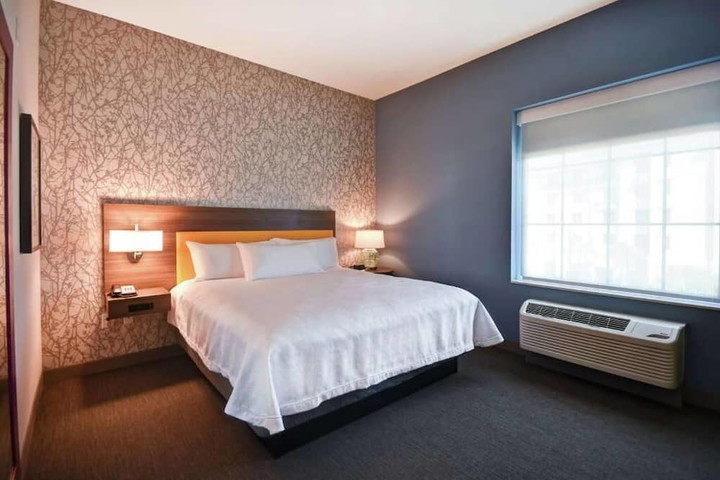 King Suite W/ Balcony | Ocean View | 3.2 Mi To Summer Waves Water Park - Brunswick, GA
