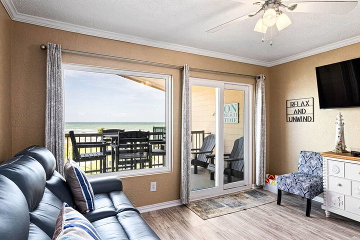 New Heated Pool & Hot Tub! Adorable Condo! - Galveston, TX