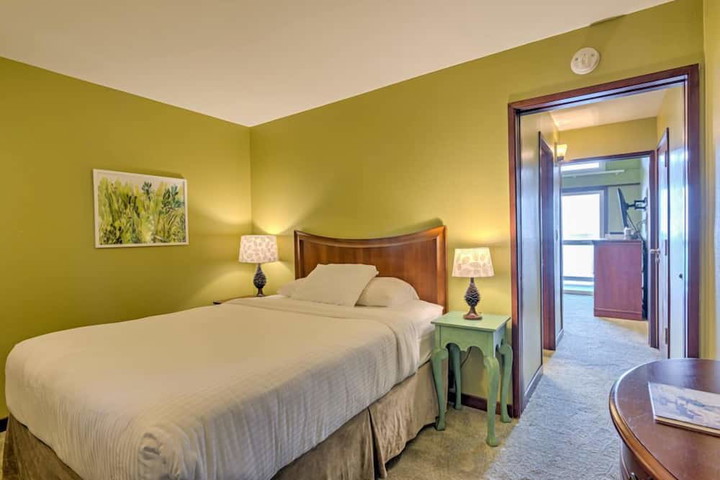 Ocean-view Mini Suite With Queen Bed - Depoe Bay, OR