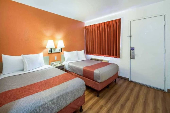 2 Full Beds | Youngtown - Sun City
