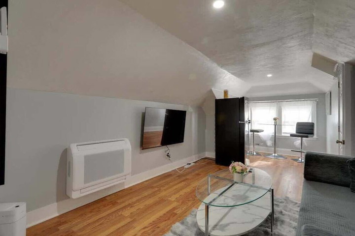 Spacious And Comfortable 1 Bed 25 Km From Gillette - Newton, MA