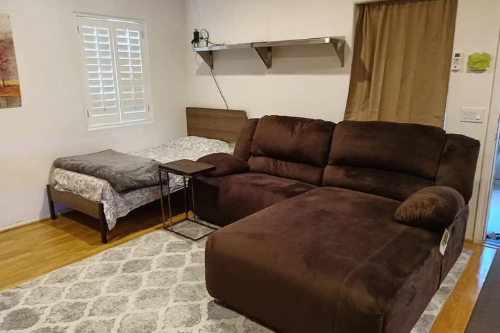 Beautiful Private Guesthouse Right Off Freeway W/ Full Kitchen - Palmdale, CA