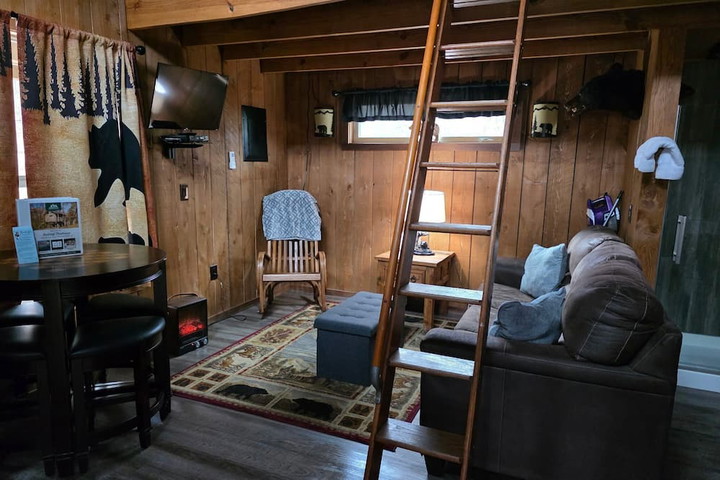 Oakleaf Treehouse - Secluded Romantic Loft With Hot Tub & Creek - Farmington, PA