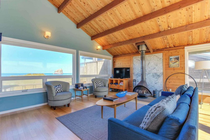 Modern Oceanfront Home With Stunning Ocean Views And Nearby Beach Access - Pacific City, OR
