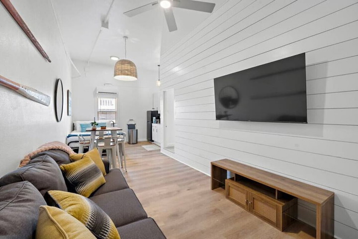 Stylish Downtown Loft, Walk To The Strand - Galveston Island, TX