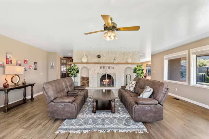 Wenatchee Mansion. 6500 Sqft, Pool, Hot Tub, 6 Br, Theater, Billiards And More! - Wenatchee, WA
