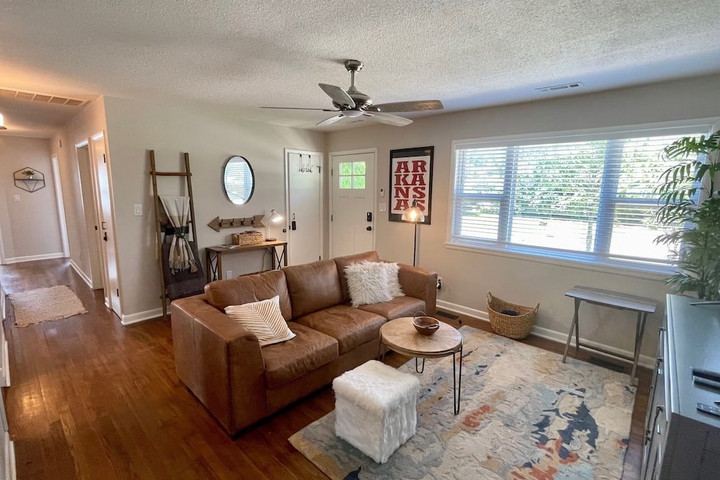 Hidden Gem!  The Hogspitality House- Perfect Cottage- 5 Min To Univ Of Arkansas! - Fayetteville, AR