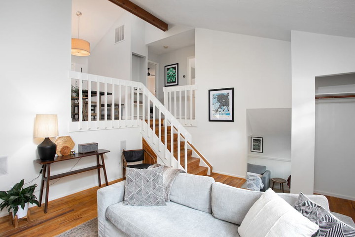 Modern 3-bed Raleigh Home, Minutes To Ncsu & Downtown, Large Backyard + Firepit - Raleigh, NC