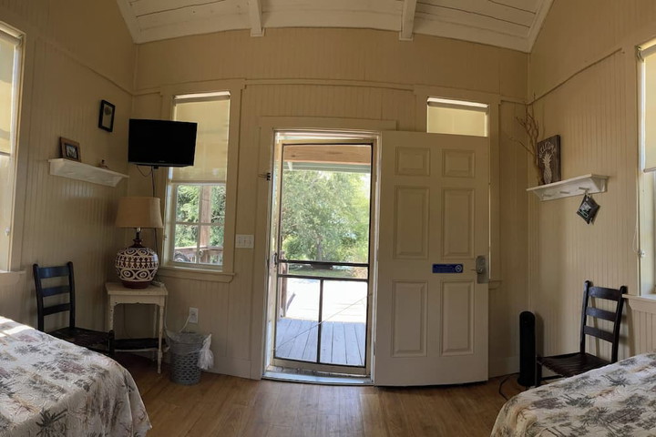Jiggs Landing, Cabin 1 - Old World Preserve Side - Sarasota, FL