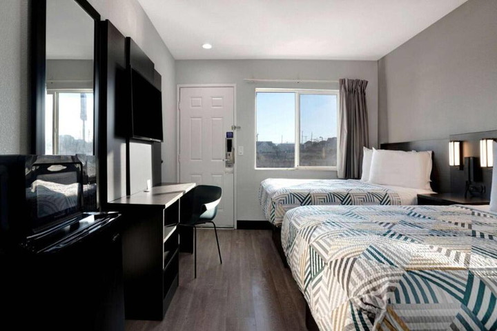 2 Full Beds | Non-smoking, Micfridge - Eureka, CA
