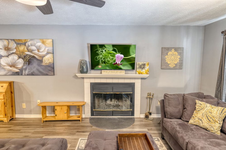 Quiet And Comfortable Home With Lots Of Space Outside. - Concan, TX