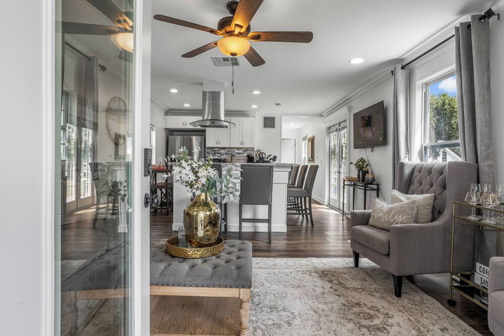 Luxury Cottage Directly Across From The Beach Hot Tub Center Of Downtown-private - Pass Christian, MS