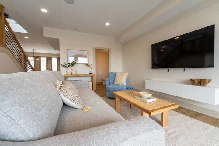 Cincinnati City View Retreat + Rooftop Patio + 2-car Garage - Sleeps 12 - Covington, KY