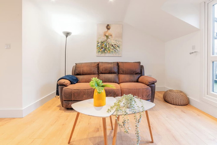 Rooftop - Sleeps 2 - Central - Paid Parking - Wifi - Maidstone