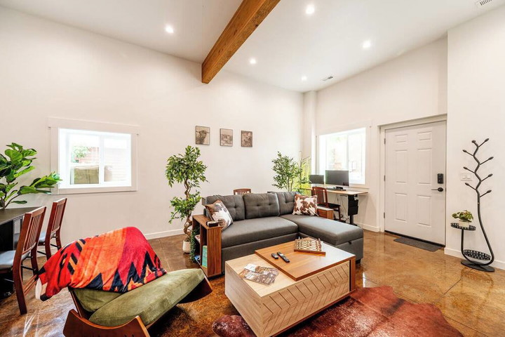 Vaulted Den Chic 1br With Fireplace, Sheridan Wy - Wyoming