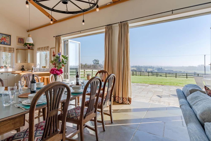 The Old Barn, Witney - Sleeps 6 Guests In 3 Bedrooms - Witney