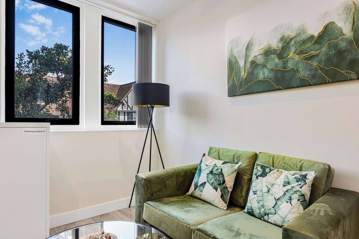 City Service Lets | New London Cheam Village 1 Bed | Ideal For Long Business Stays | With Parking - Epsom