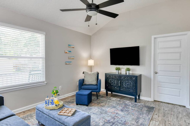 Newly Updated Coastal Retreat! Hot Tub, 0.4 Miles To The Beach, Fenced Yard, $300 Free Tickets! - Vilano Beach, FL