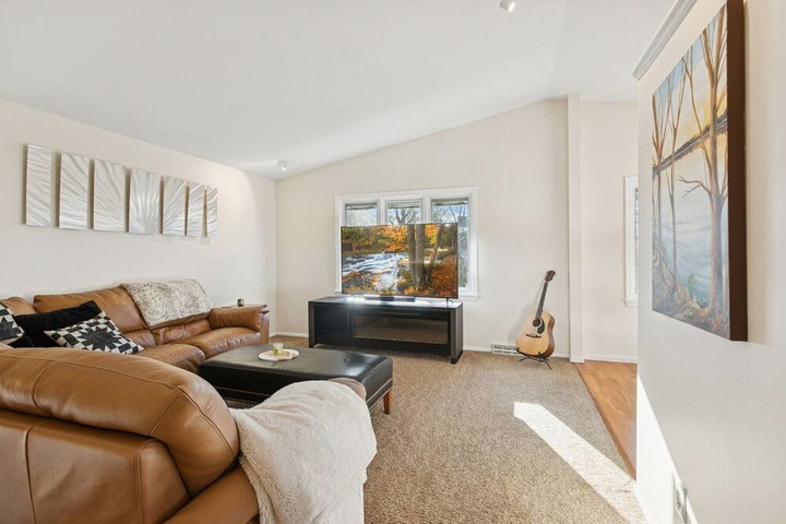Spacious, Modern 5-bedroom House With Hot Tub Near Medicine Lake - Maple Grove, MN