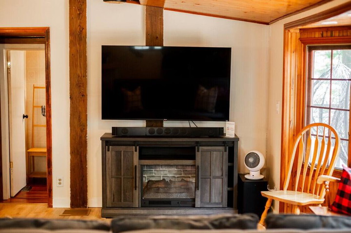 3br Waterfront Hidden Gem W/private Dock & Hot Tub - Kawartha Lakes