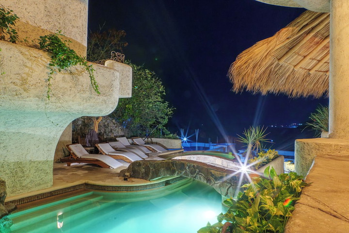 Castle Black Swan - Private Medieval Luxury - Zihuatanejo