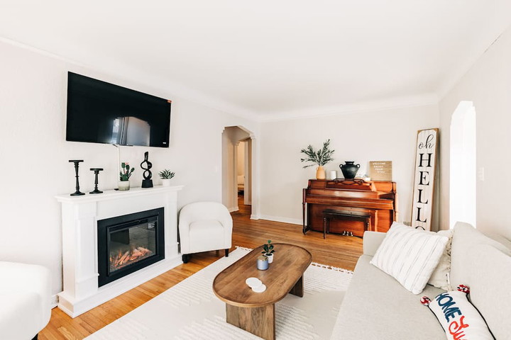 Charming, Cozy Urban Cottage By Como & Mn State Fair With Renovated Rustic Den - White Bear Lake, MN