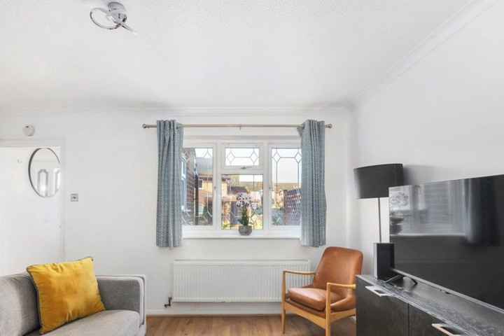 Two Bed House, Pets Welcome, Parking - Guildford