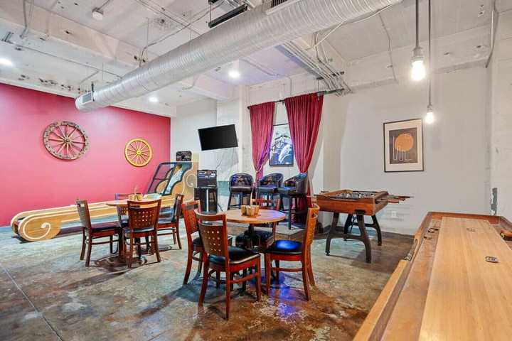 Stylish Downtown Stay | Pool, Gym, Valet Parking - Dallas, TX