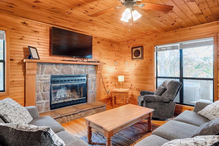 Stunning 4 Bedroom Chalet .5 Miles From Dale Hollow Lake - Tennessee