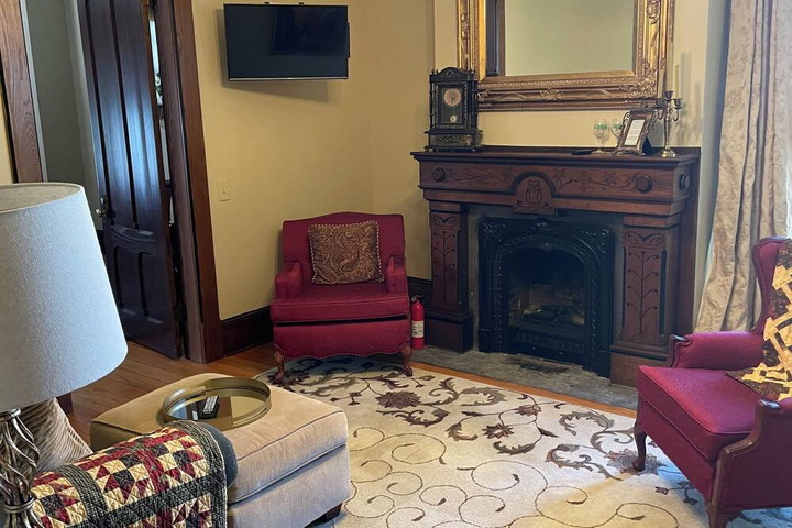 Beautiful King Size Bed, Private Bath And Breakfast Included - Canandaigua, NY