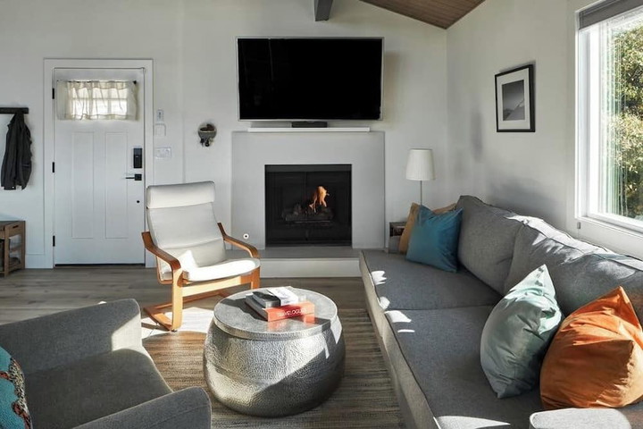Spacious Home With Modern Finishes, Beautiful Views, 2 Decks & Fireplace - San Bernardino, CA