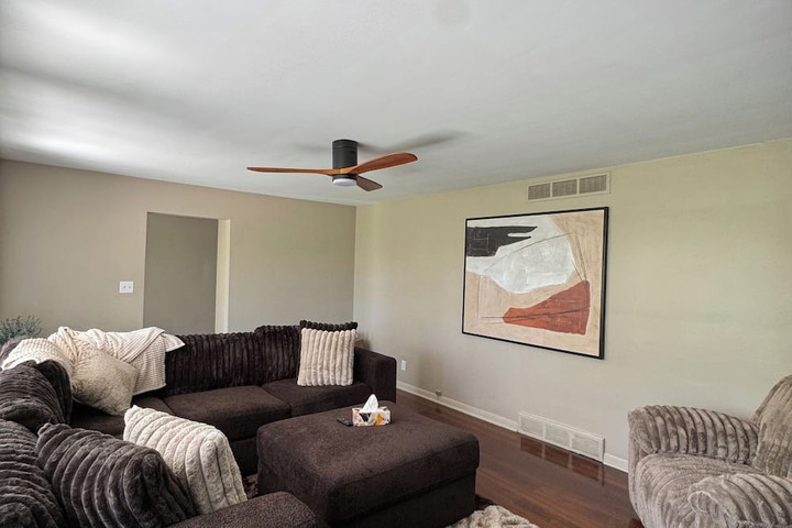 3 Bedroom Merrillville Escape, Quiet, Rural W/ Shopping Centers, Spacious - Hobart, IN